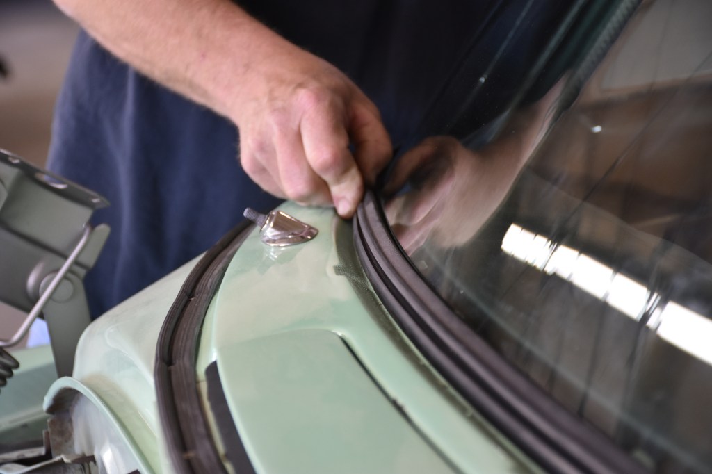 How to Install a Locking Strip Type Gasket – Steele Rubber Products