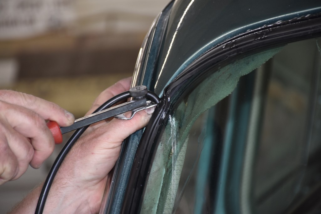 How to Install a Locking Strip Type Gasket – Steele Rubber Products